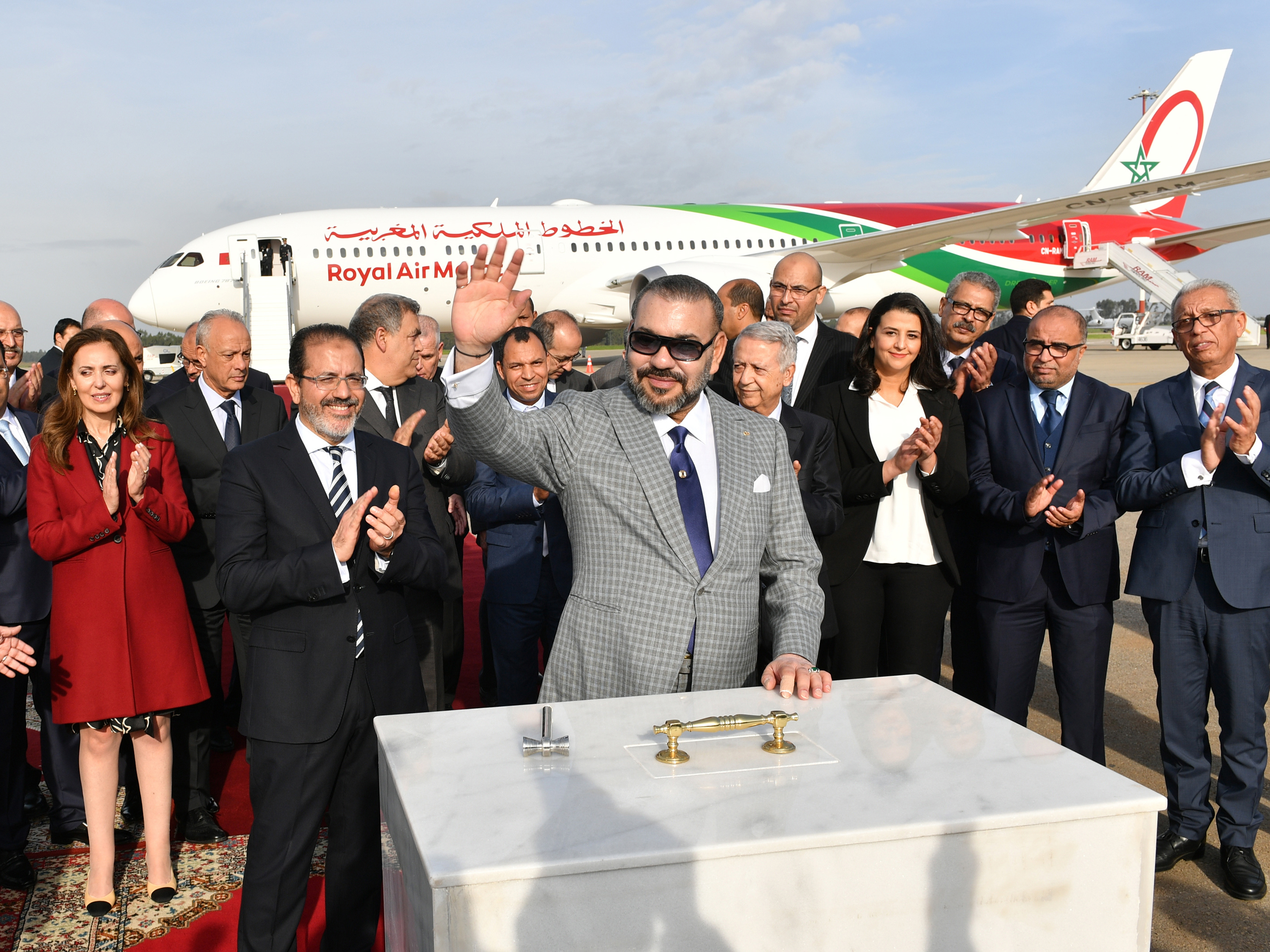 Le Roi pose la première pierre du nouveau terminal de l'aéroport de ...